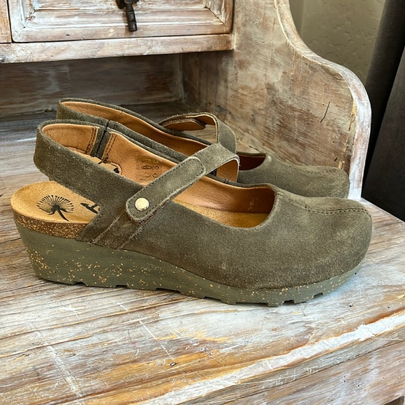 OTBT | Shoes | Otbt Prog Wedge Clogs Size 85 Suede Leather Olive Green ...